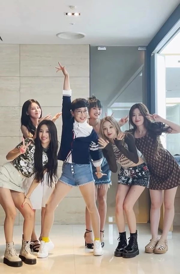 The 59-year-old Korean actress challenged the women's troupe to dance ...