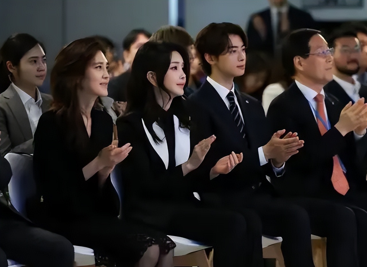 Li Fuzhen is on the same stage as Mei Jianxi, her baby face shines out ...