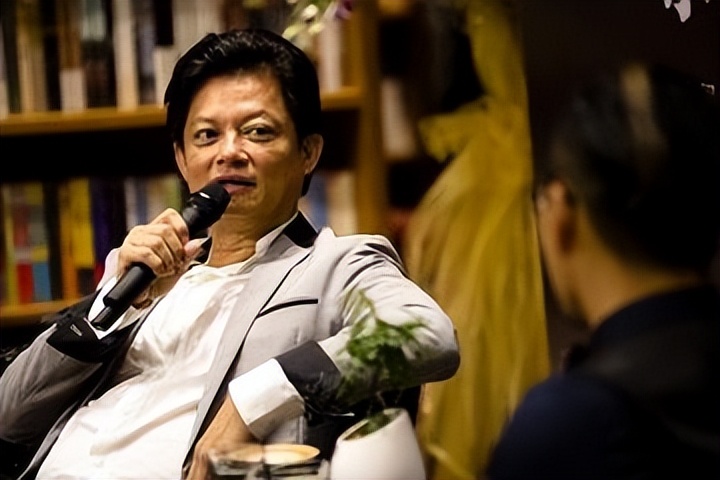 Warren Mok, an old artist, abandoned his wife and son, and married a ...