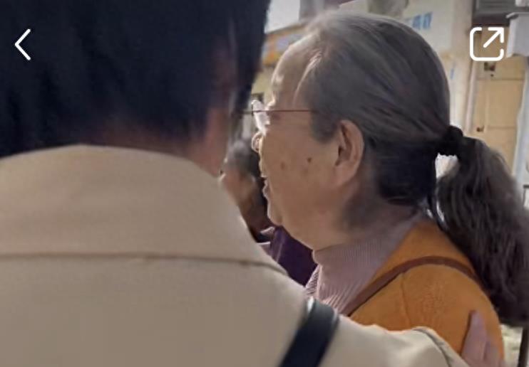 87-year-old Li Mingqi appeared on the street. His gray hair and jacket ...