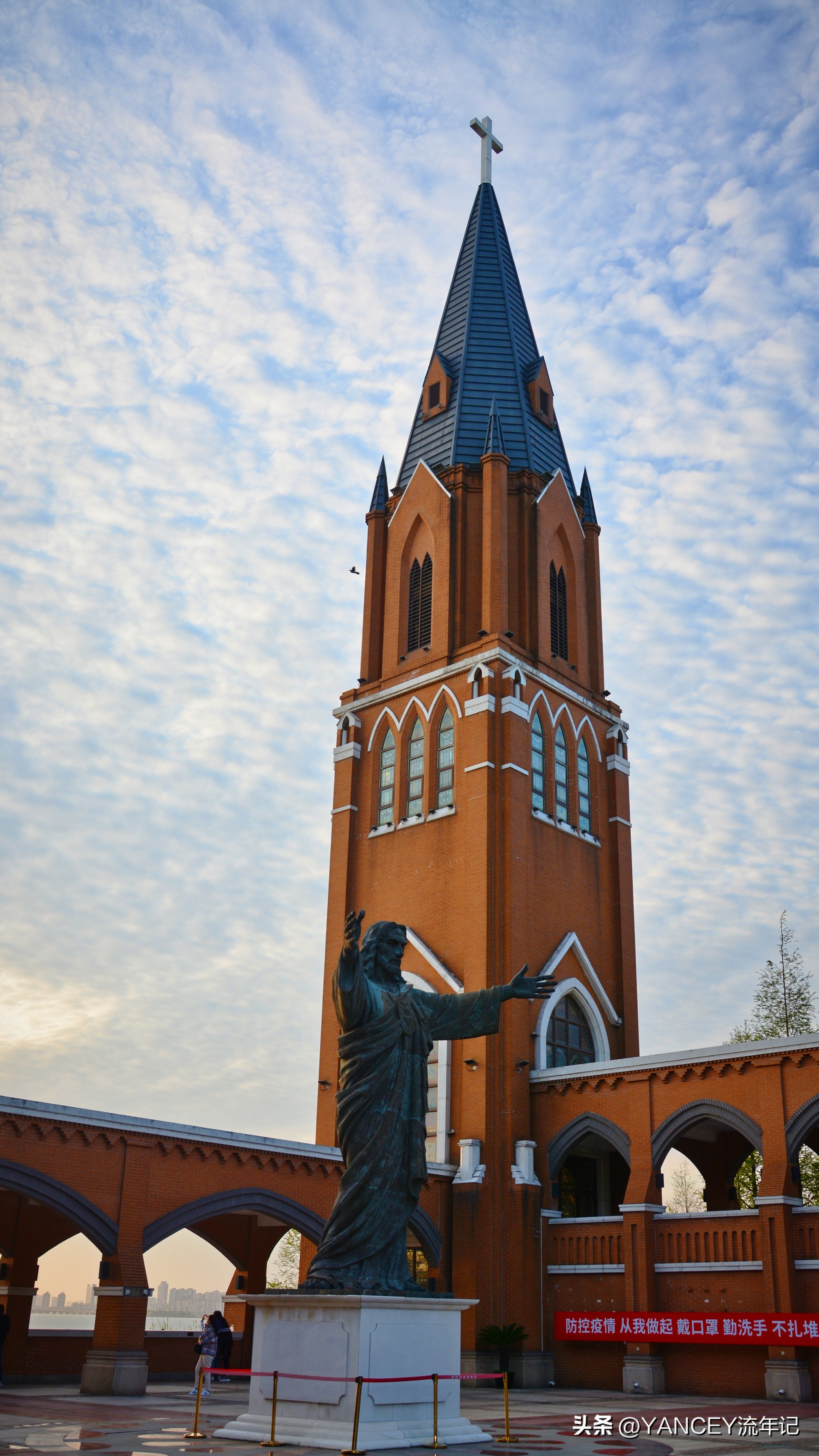 How can someone not know about such a beautiful place as Dushu Lake Christ Church? - iNEWS