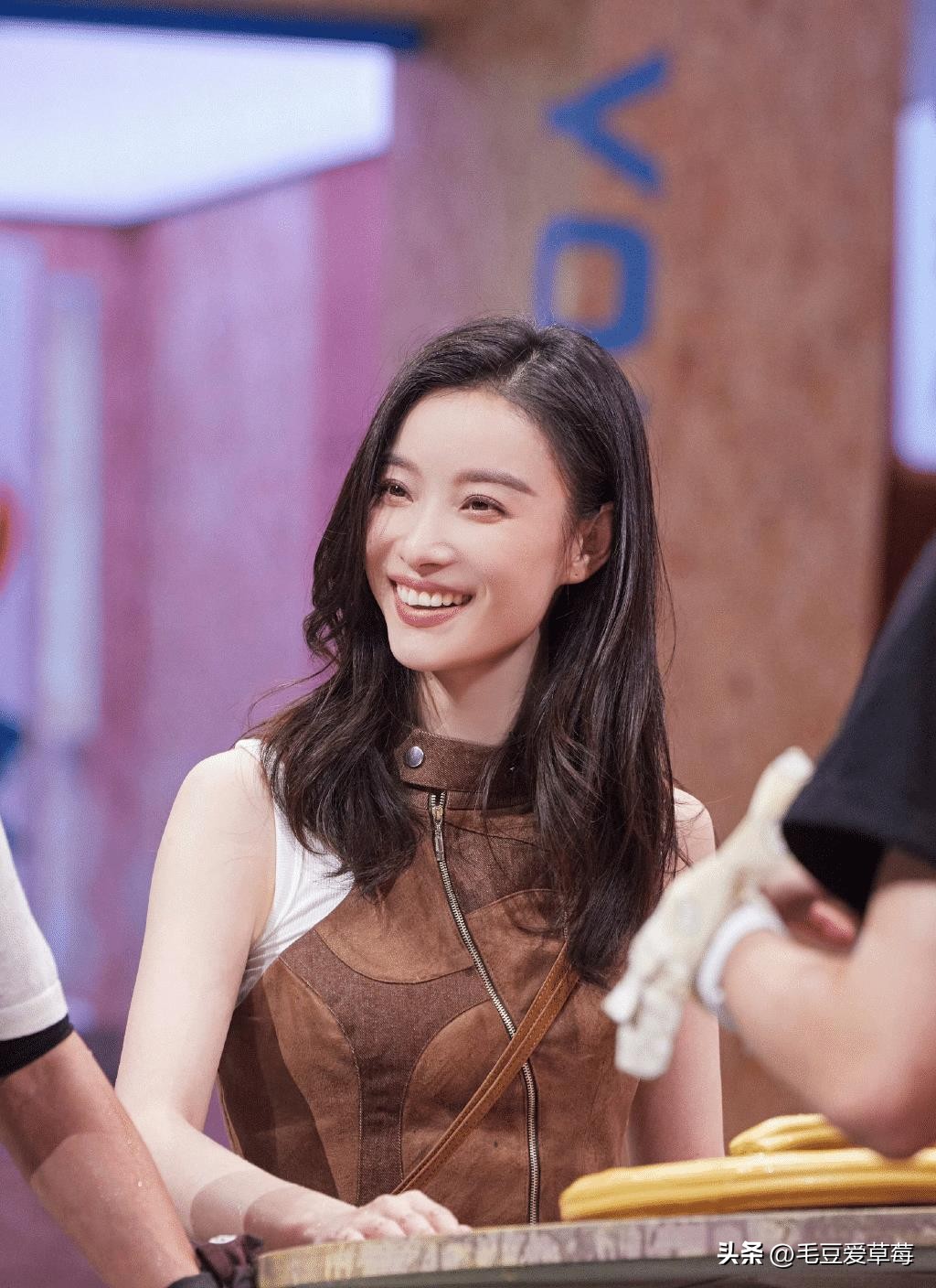 Ni Ni wore a backless dress on the red carpet and exposed her underwear ...