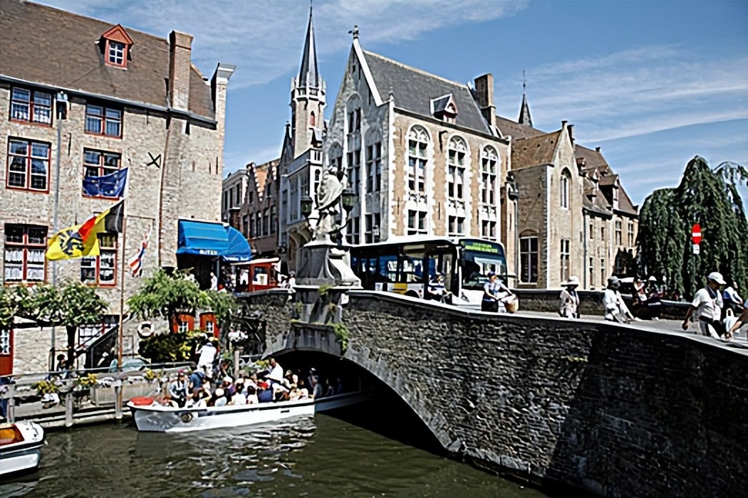What economic opportunities does the historic port of Bruges bring to ...