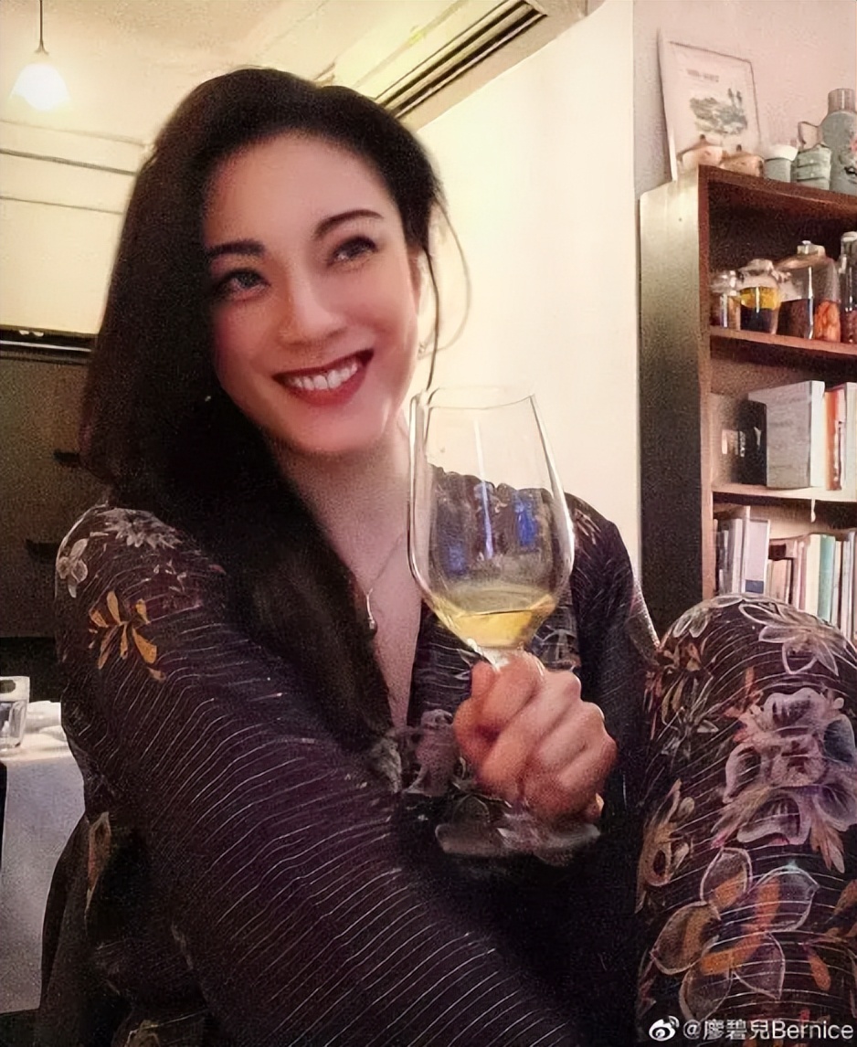 The former head of TVB, Hua Dan, went to France to study and study ...