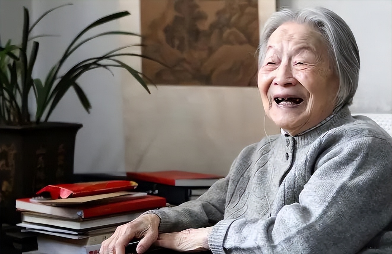 On the 7th anniversary of Yang Jiang's death, rereading "Walking to the ...