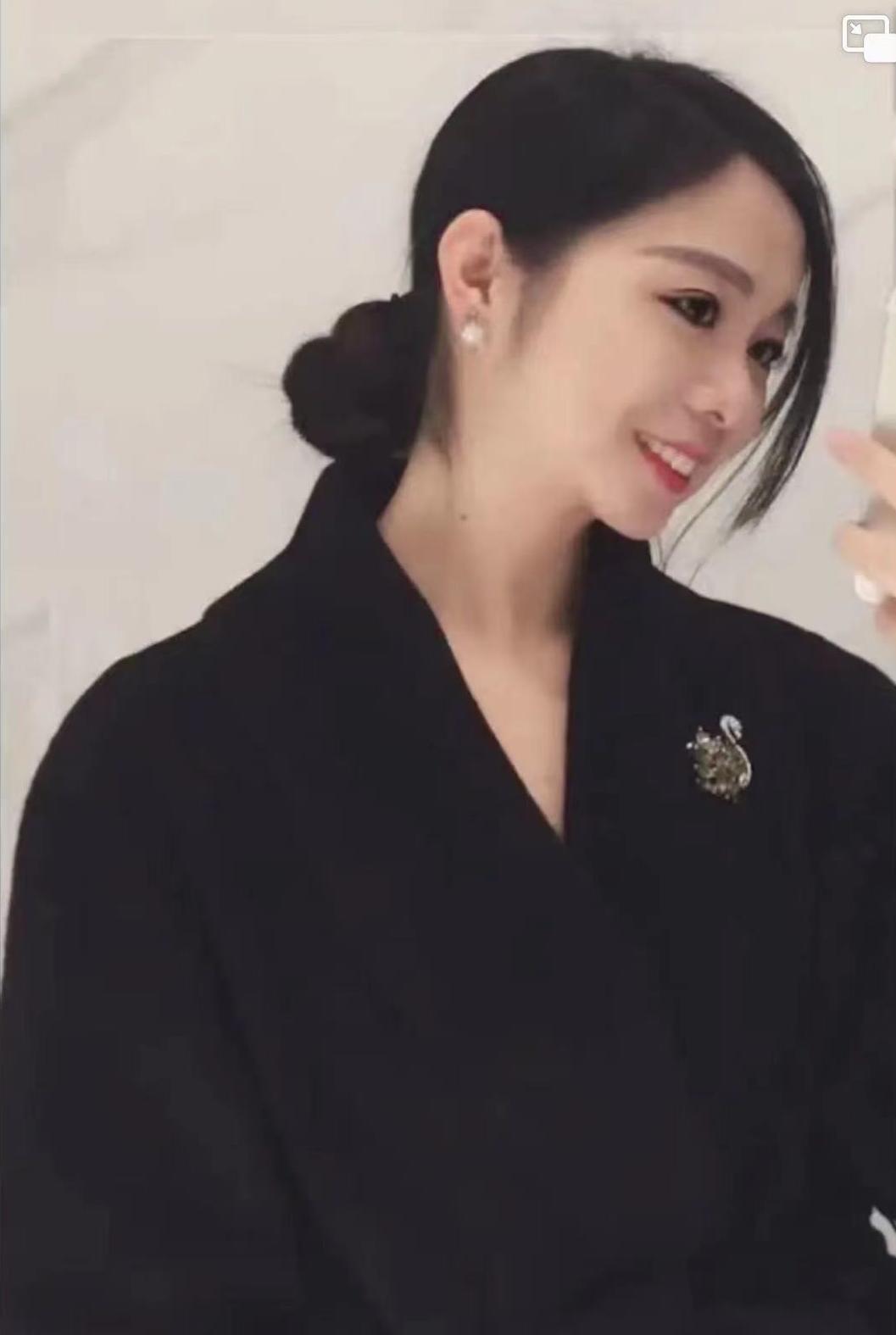 52-year-old Zhou Jie was revealed to be in a relationship!The woman posted an ambiguous record ...