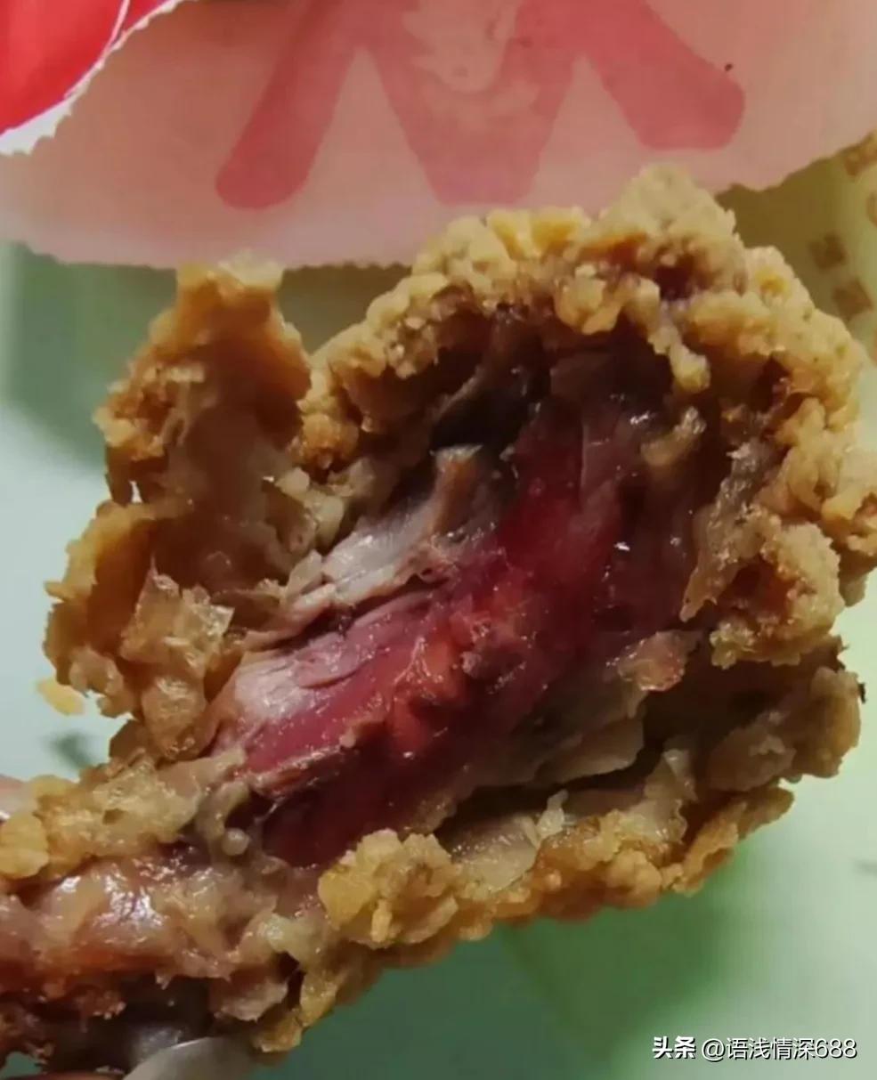 A woman eats KFC chicken legs and finds blood dripping out. The inside ...