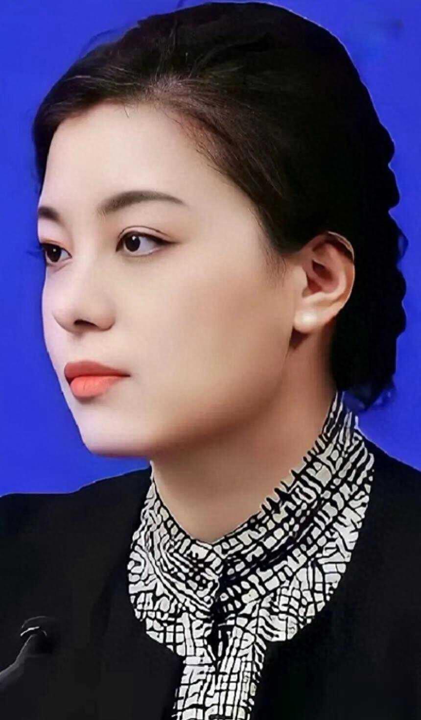 "The most beautiful translator" Zhang Jing: 38 years old, dressed ...