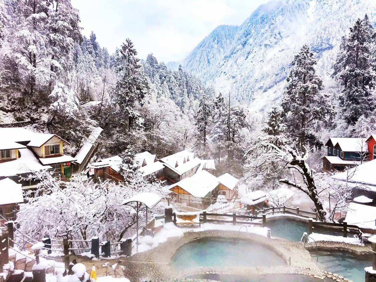 Soak in natural hot springs under the snowy mountains!Enjoy the scenery ...