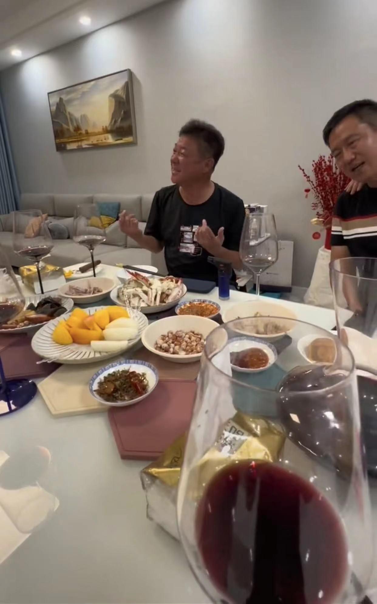 63-year-old Jiang Yuheng's recent situation is exposed!Taking a photo with a beautiful woman ...