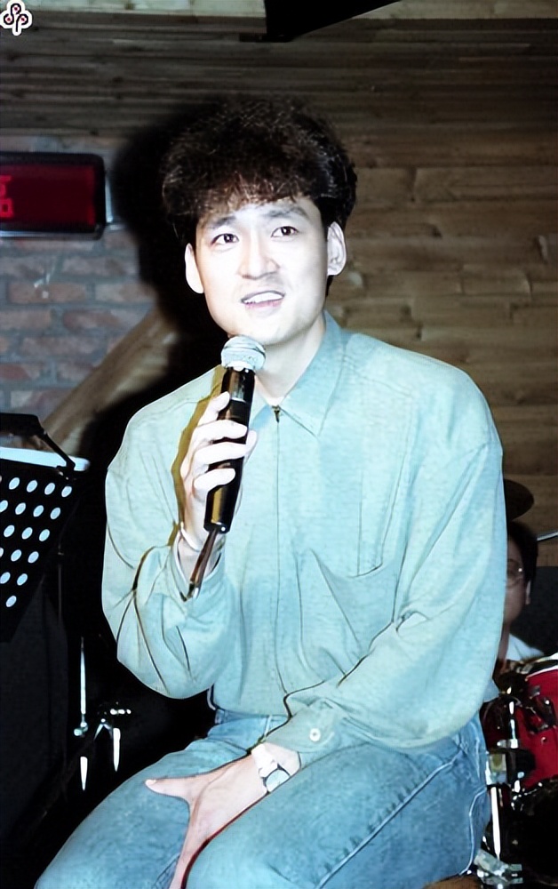 A group photo of singer Zhou Huajian and friends Li Zongsheng and Zhao ...