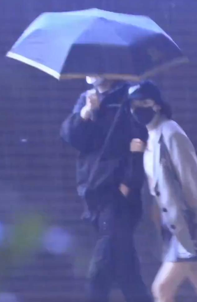 After the marriage proposal was rejected, Wei Daxun and Qin Lan showed up again, holding an ...