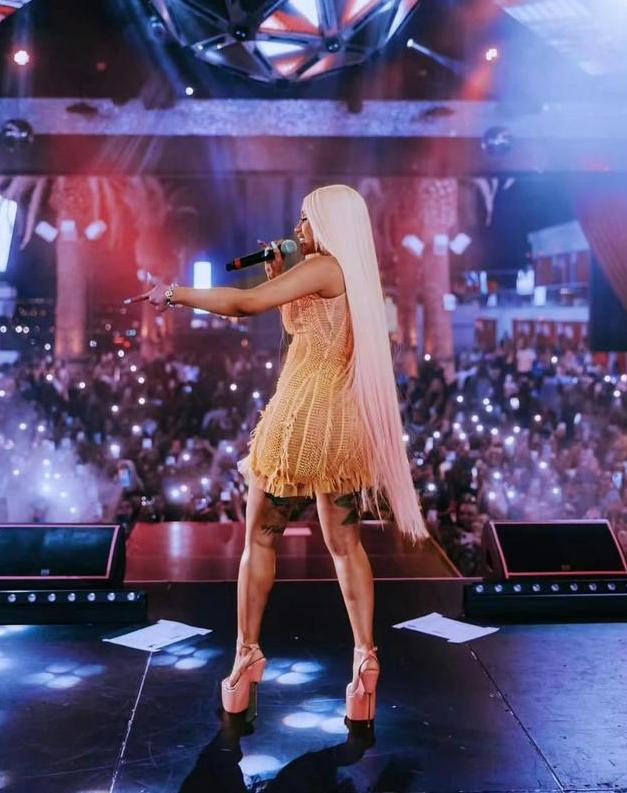 No lower limit! American actress Cardi B performs a vacuum show, twists ...