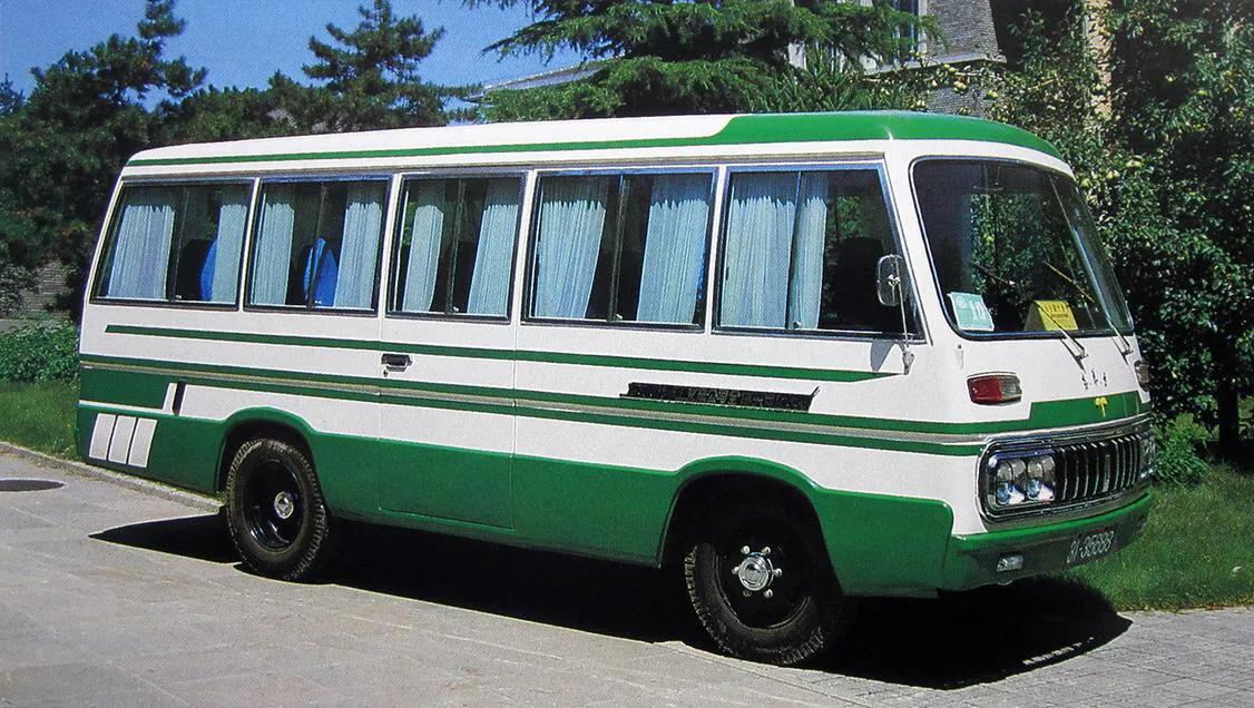 Beijing-made Hongye tourist bus - iNEWS