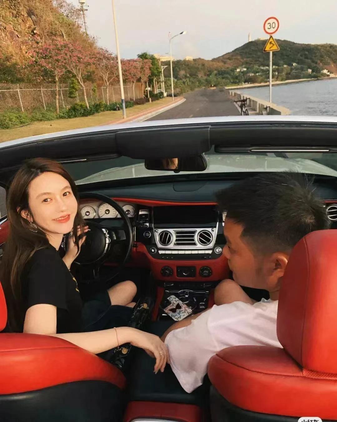 Internet celebrity Zhang Dayi drives a luxury car and shows affection to her boyfriend. She ...