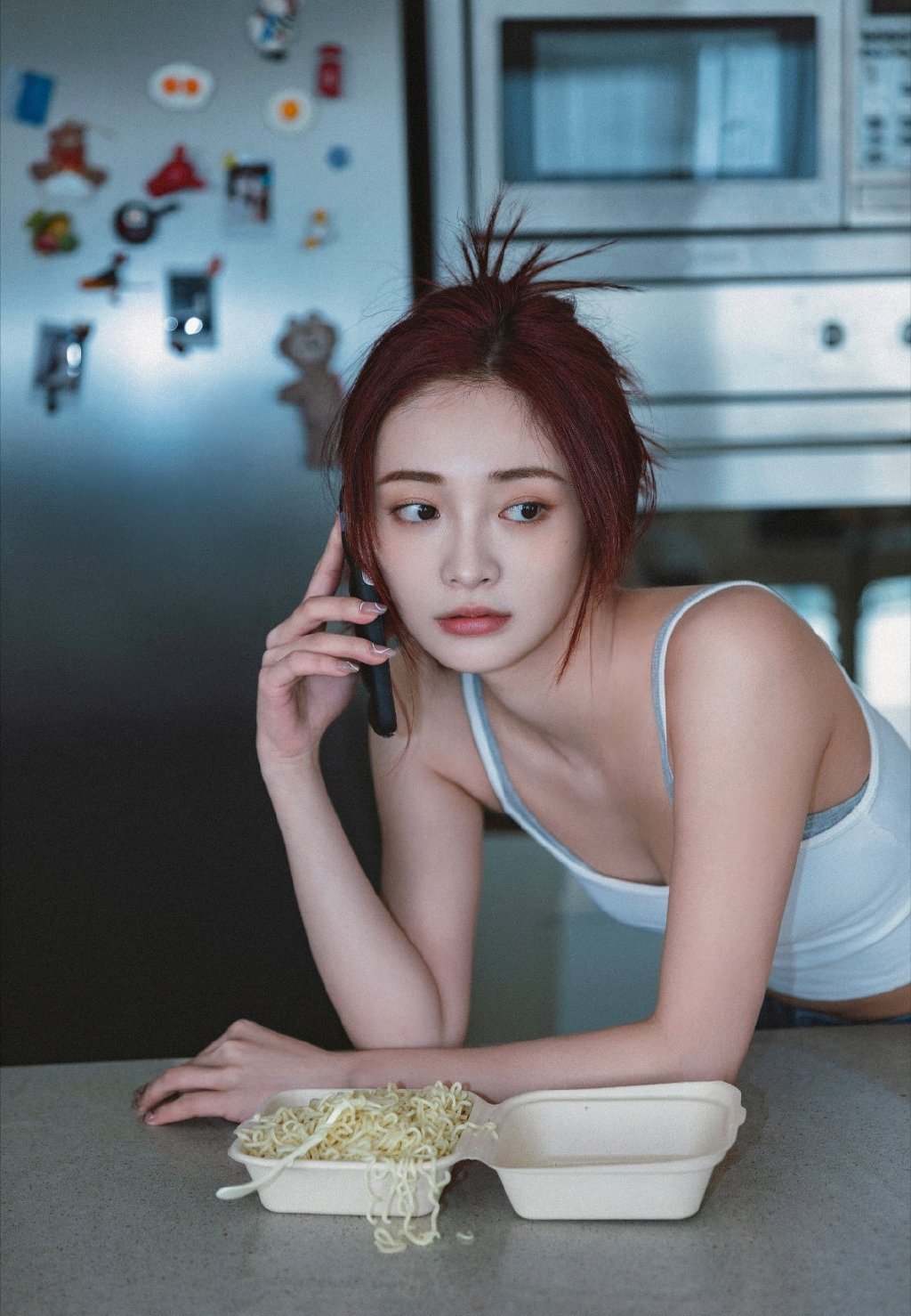Actress Zhou Jieqiong posted photos in white and black dresses, white navel exposed; black waist ...