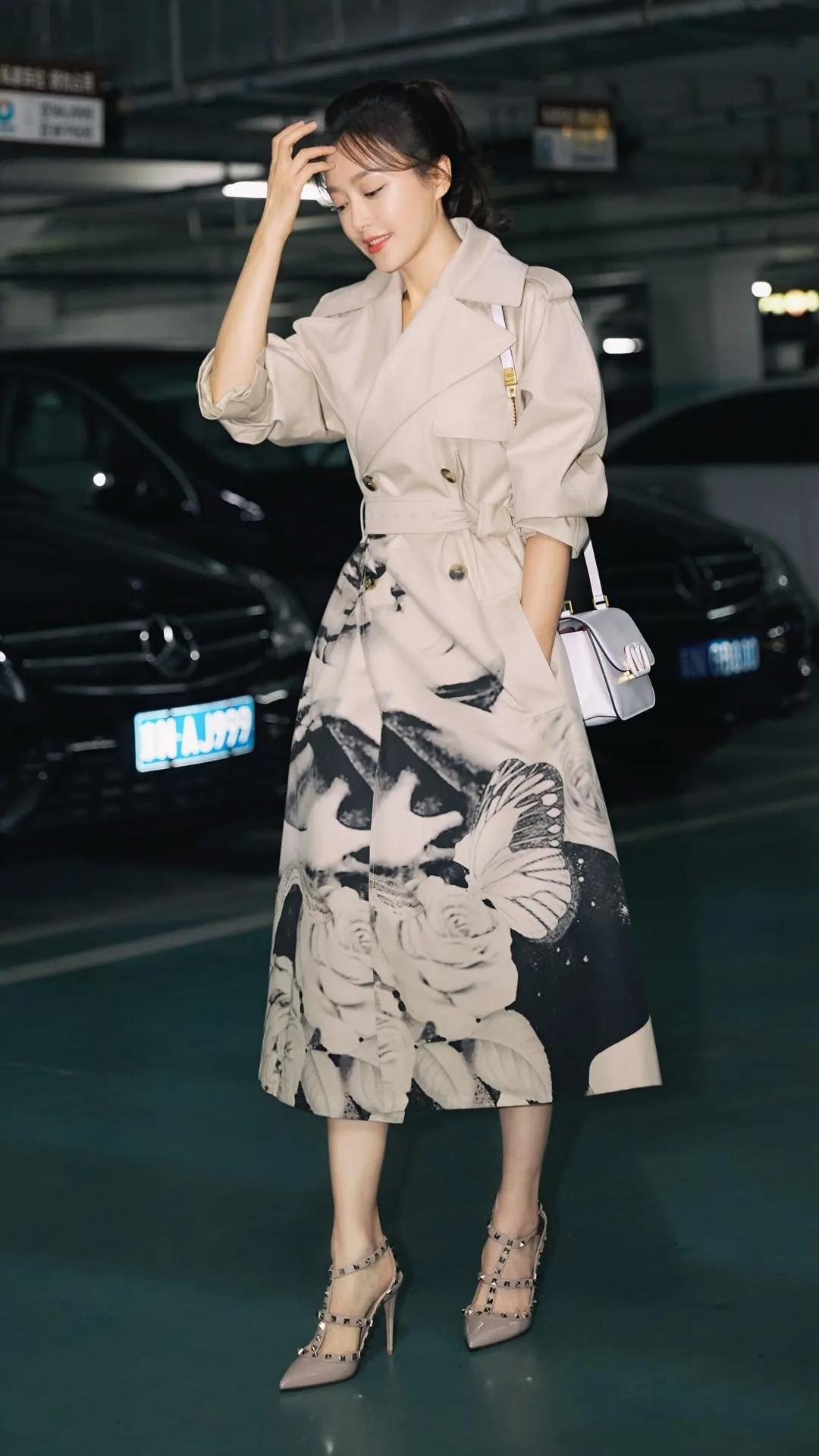 Qin Lan is over forty and eighteen years old, with a perfect figure and ...