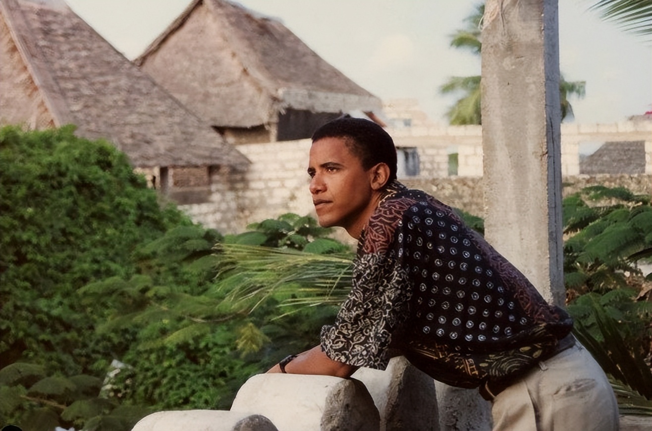 61-year-old Obama recalls his white mother: She had a great influence ...