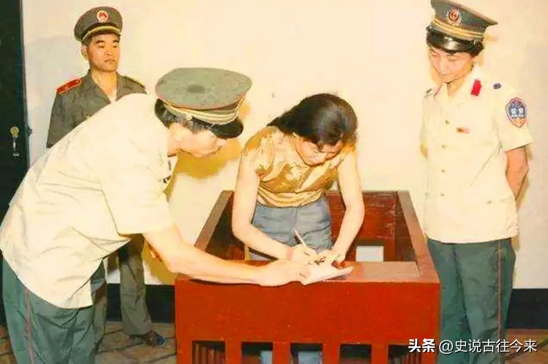In 1992, Cheng Chunlian was awaiting execution at the execution ground ...