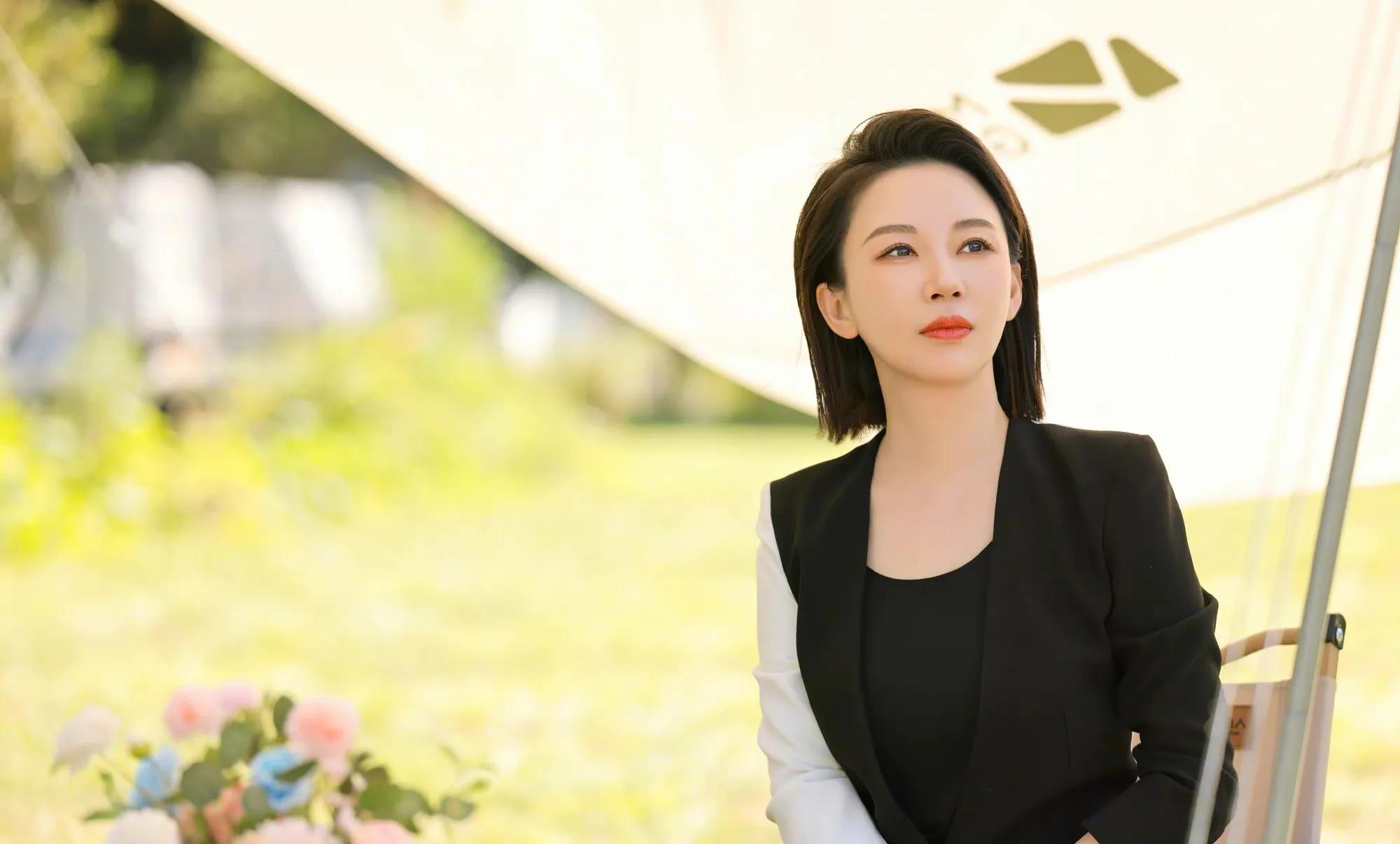 Pan Xiaoting has a picnic and camping with friends, it is very ...