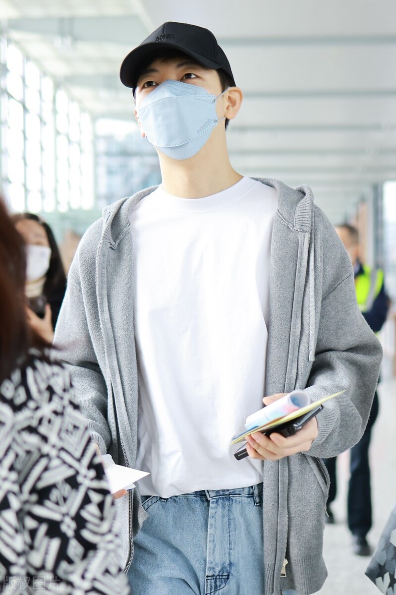 Hu Xia appeared handsome and stylish in a gray coat with a white T at ...