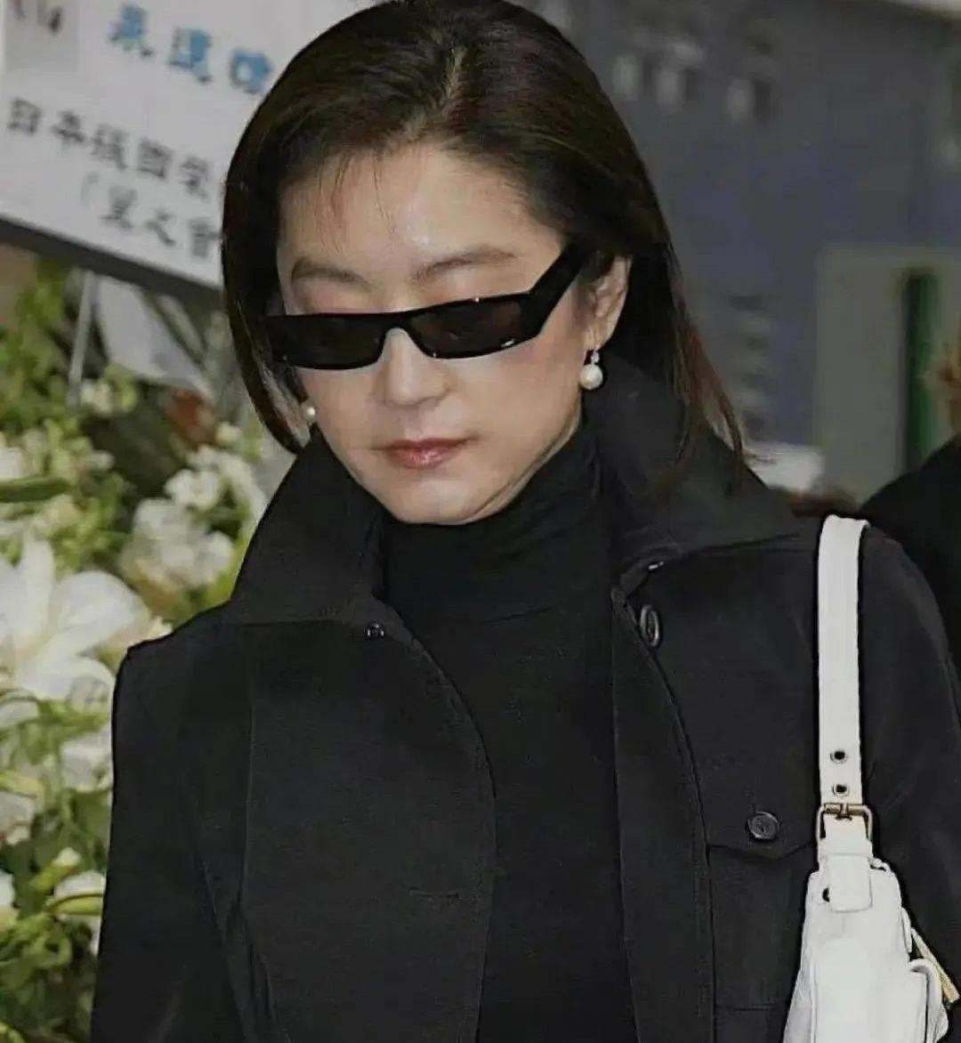 She rolled her eyes at Anita Mui's funeral, but was protected by Jacky Cheung for 30 years. Why ...