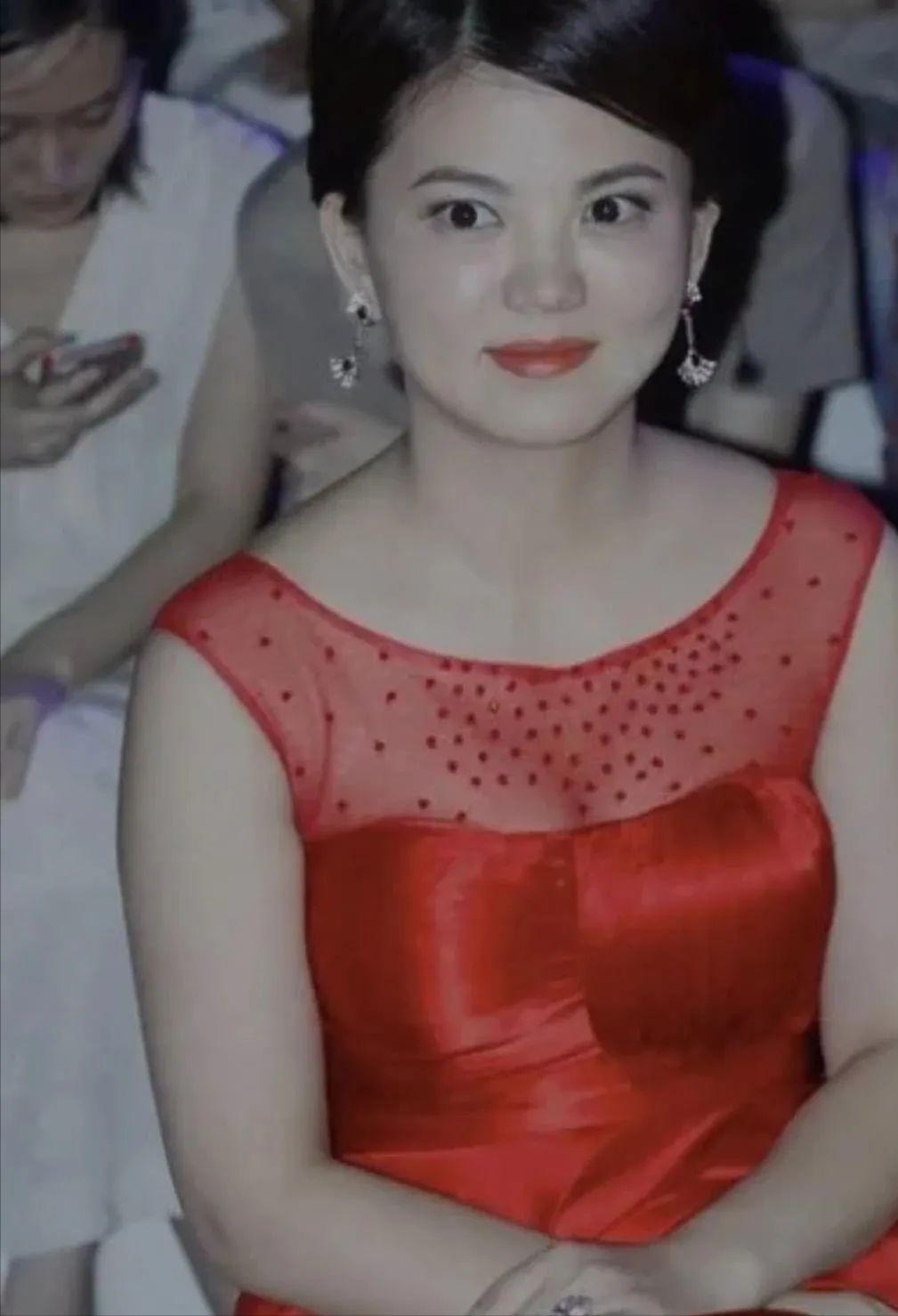 Li Xiang's figure is underestimated! Wearing a red silk dress with half ...