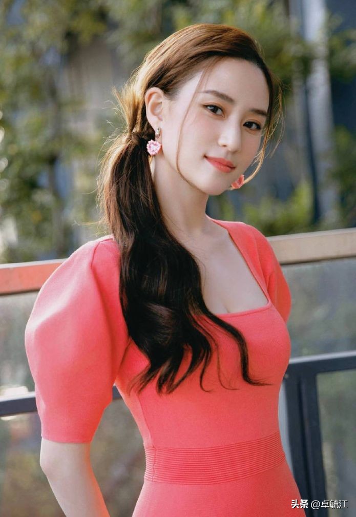 He Chaolian shows off her good figure in a low-cut skirt and her pink ...