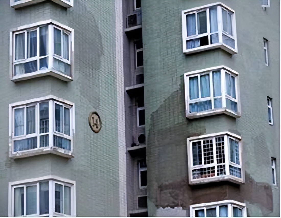 How to deal with water seepage on the exterior wall in rainy days? Here ...