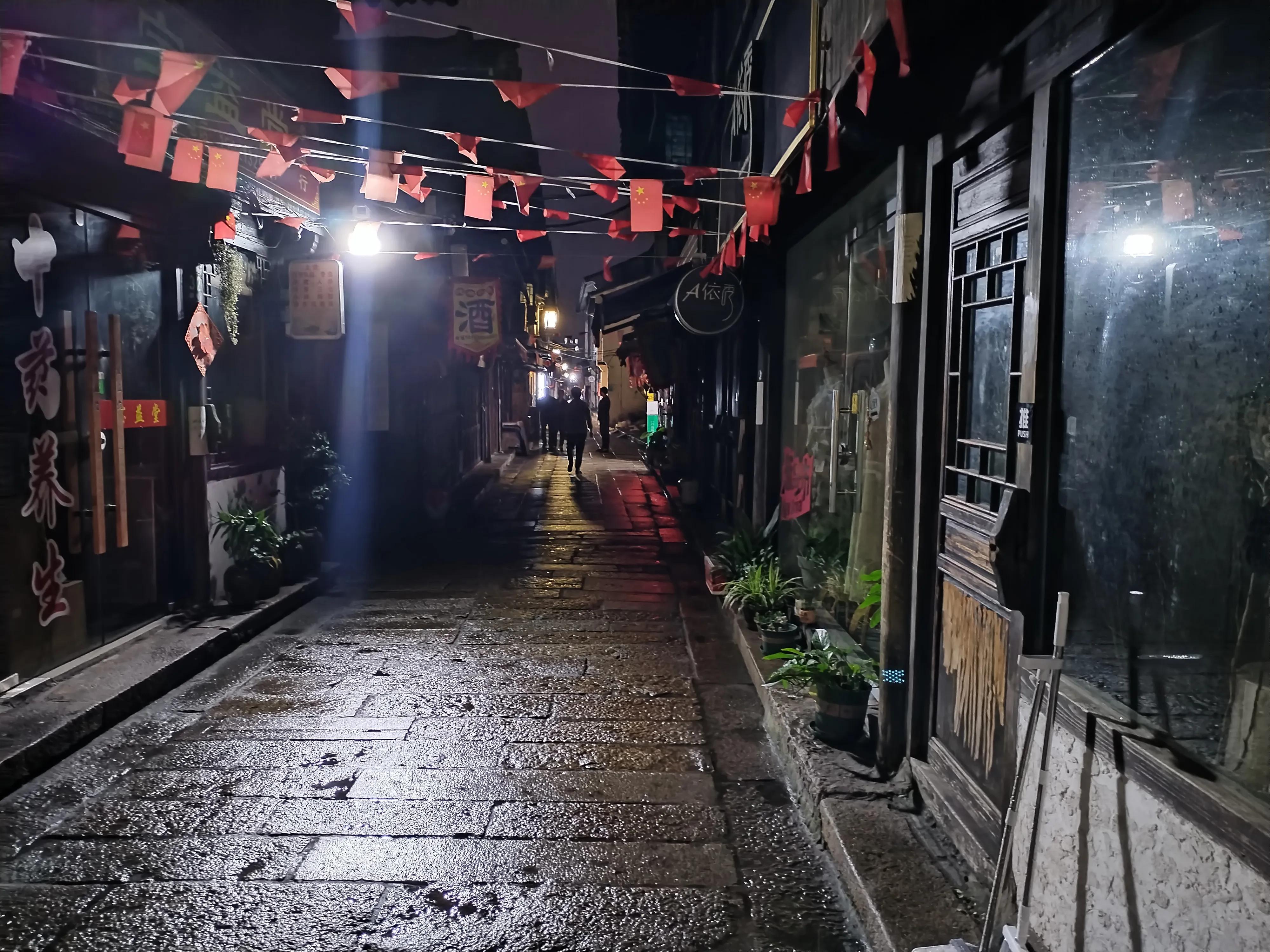 Night Tour in Xinchang Ancient Town - iNEWS