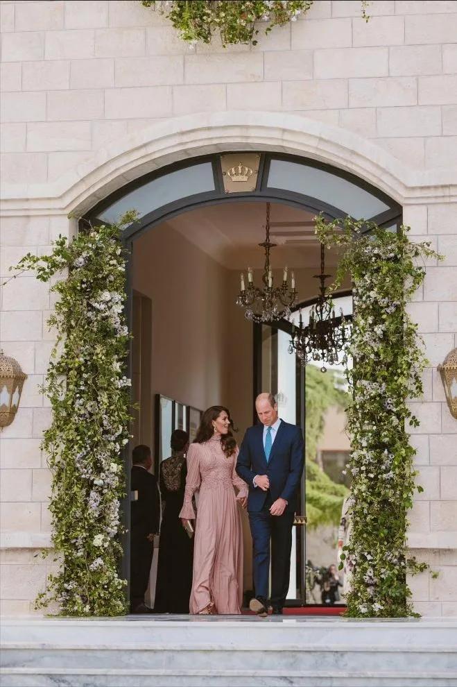 envy! Kate's dress shapes the image of the royal family and personal ...