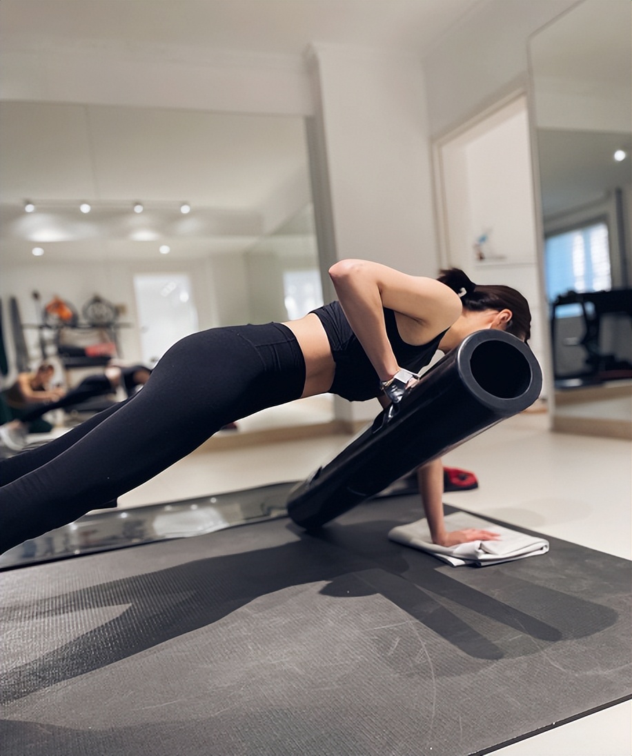 34-year-old Li Chun posted fitness photos, wearing tight pants to show ...