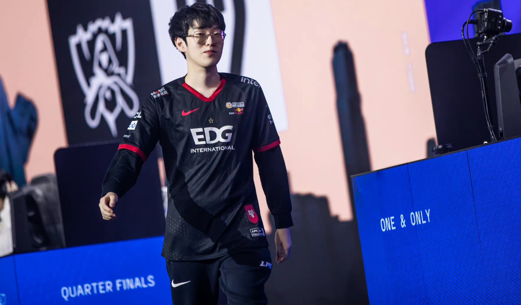 EDG was overthrown and rebuilt, and Holy Gun also left the team. Zhang Jiawen: Only Jiejie is ...