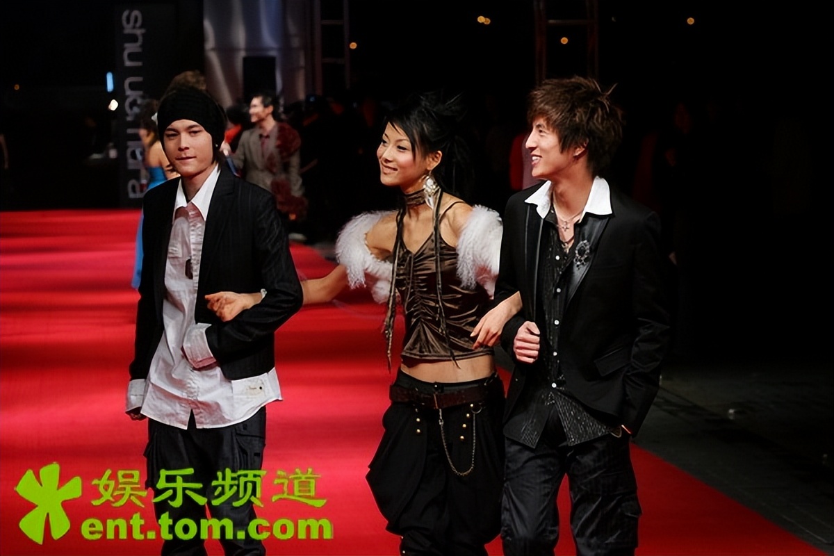 A photo of Xue Zhiqian who just debuted and his friend Junjun who is ...