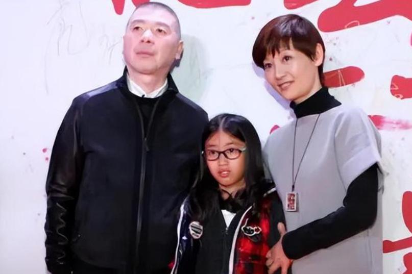 Xu Fan without makeup brought his baby to visit the class, Feng Xiaogang's indifference caused ...