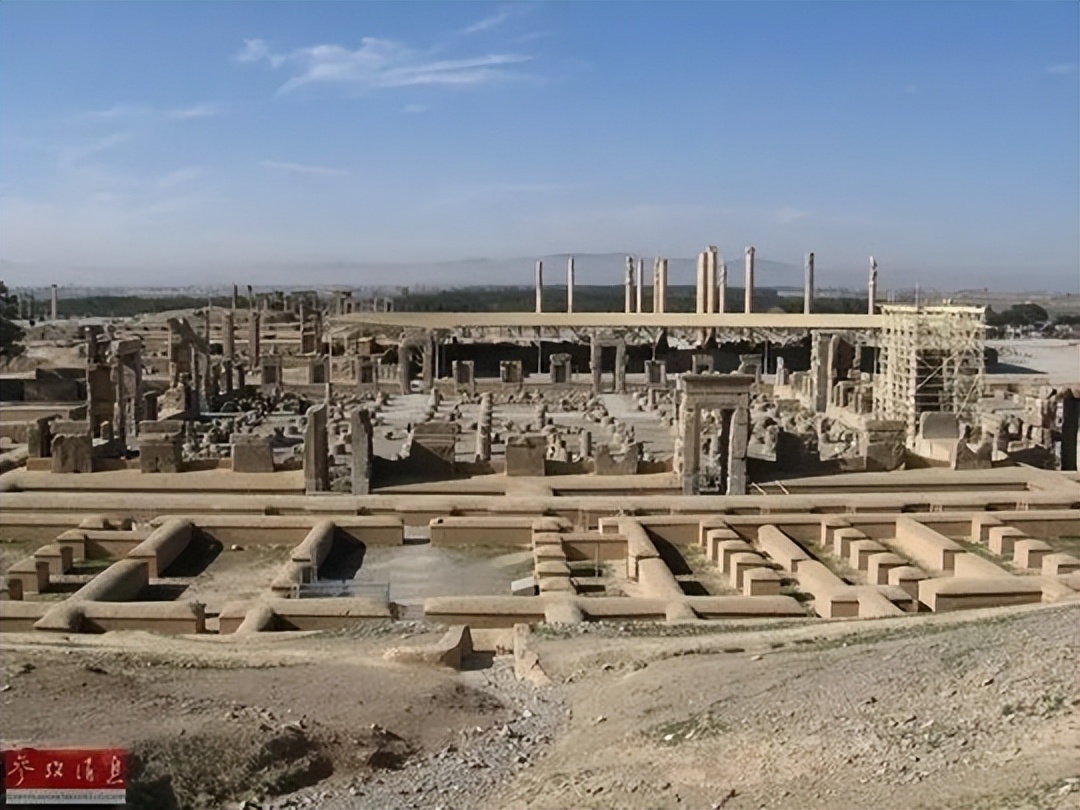 Discuss in detail the ingenious and unique architectural charm of the ...