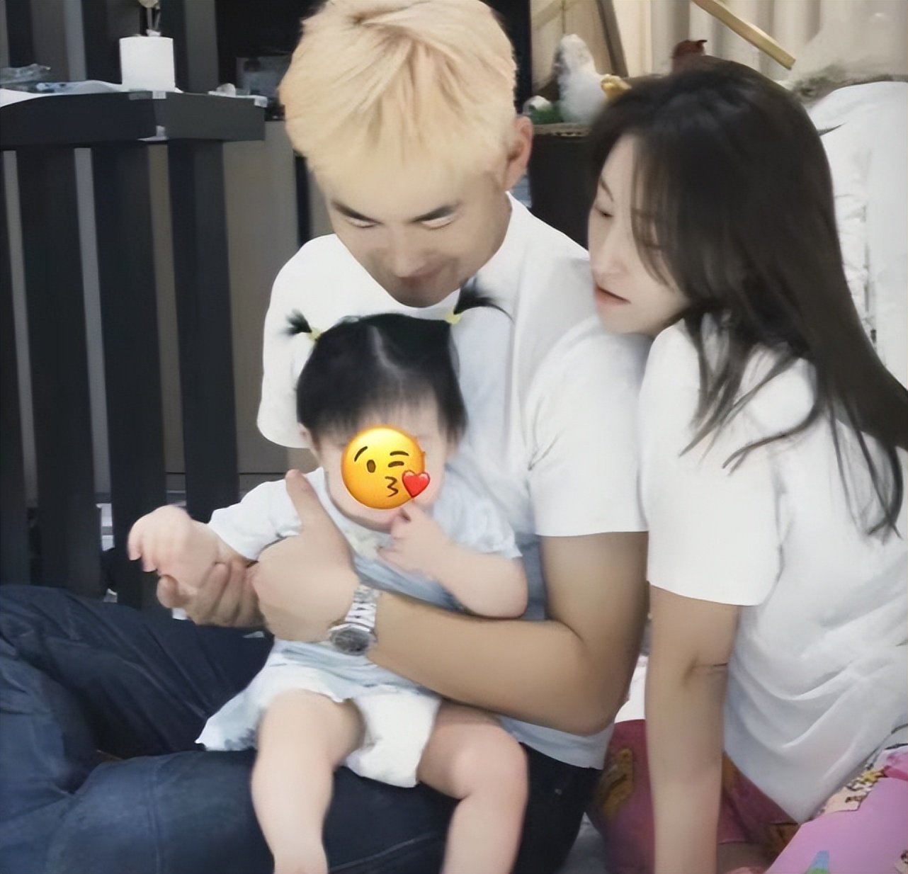 Wang Yanlin's wife posted a family portrait for the first time in the new year, her daughter ...