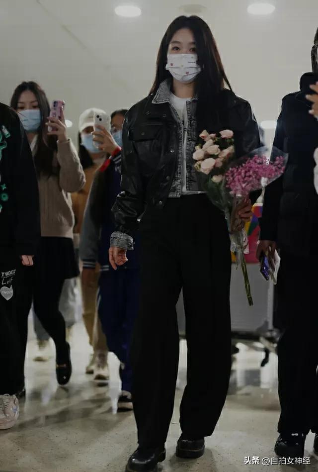 Xu Mengjie appeared in a black leather jacket with casual pants and received flowers from fans ...
