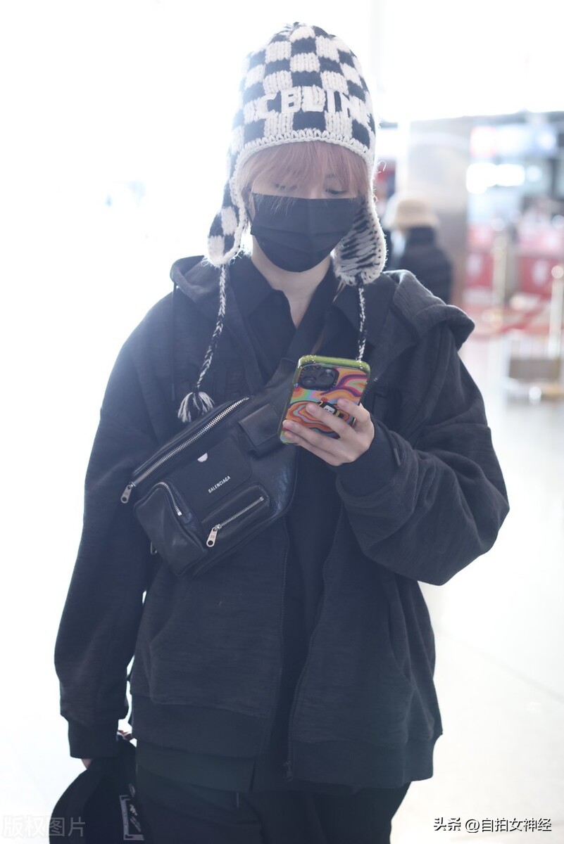 Lin Fan arrived at Beijing Airport, wearing a black hoodie very low-key ...