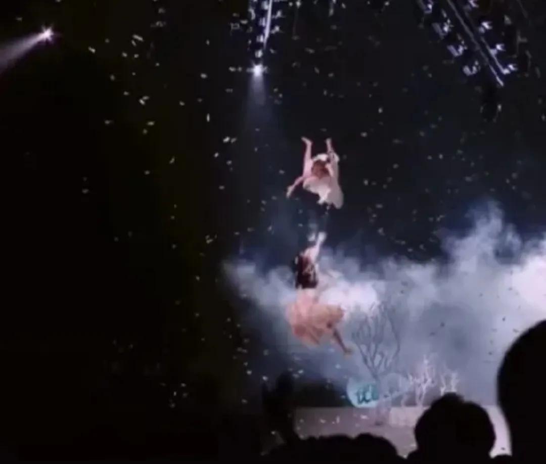 Meng Meiqi icon is too daring! During the performance, fell from a ...