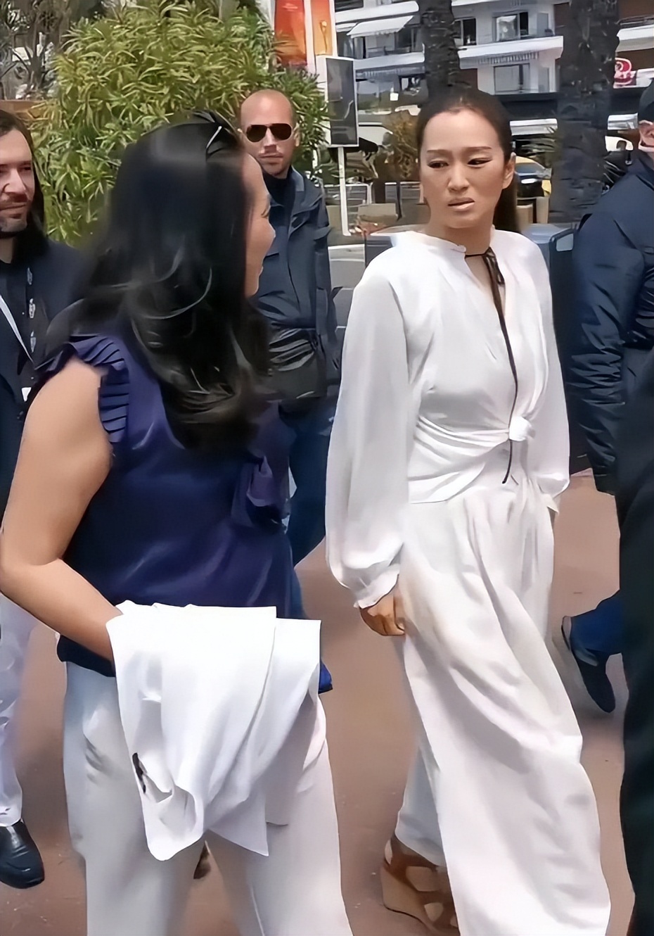 A recent photo of 57-year-old Gong Li was exposed!Appeared in Singapore ...
