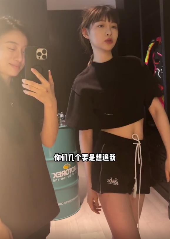 The Internet celebrity ruffian wears a "navel-baring outfit" to show ...