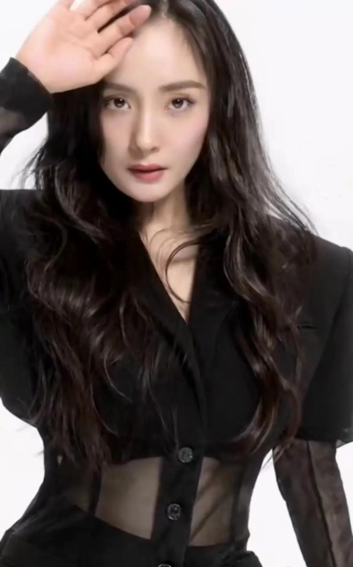 Yang Mi's figure is still hot and beautiful at the age of 35! - iNEWS