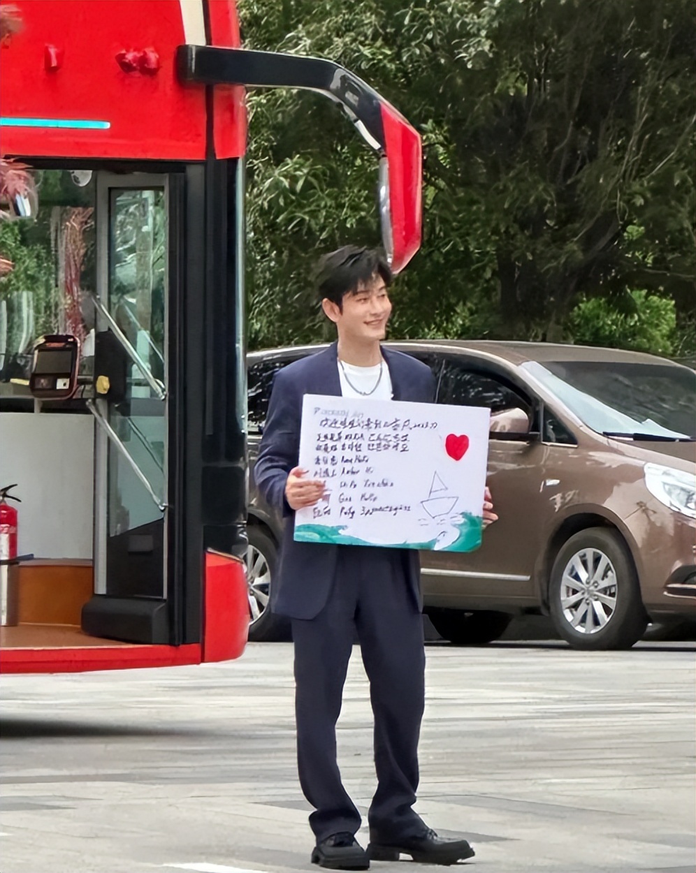 Huang Xiaoming's height is controversial, he is about the same height ...