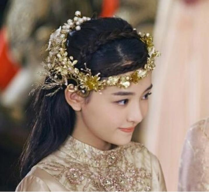 When she was a junior, she was signed by Huace Film and Television, and ...