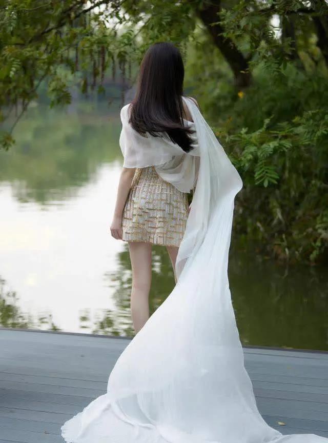 Tang Yan is full of goddess in the sun, looking back and smiling makes people feel moved - iNEWS