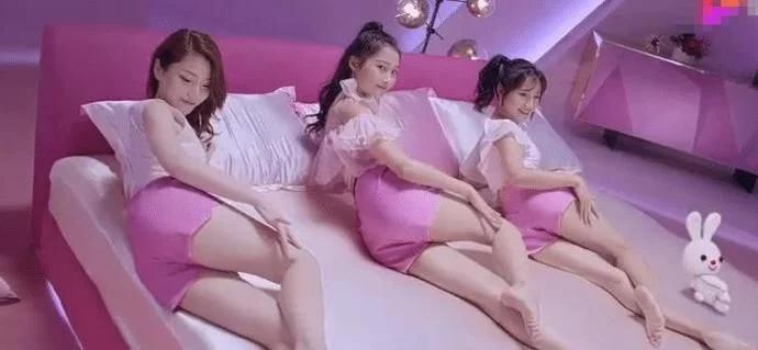 There is a "sleeping position" called Guan Xiaotong, which has become a necessary background for ...