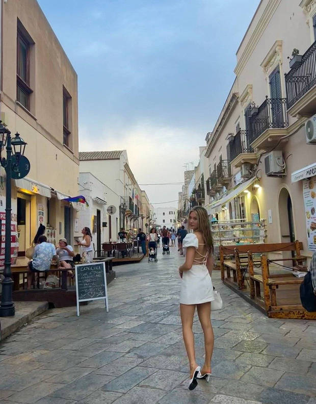 Eileen Gu shows off her beautiful legs, beautiful back, bright and seductive at the beach - iNEWS