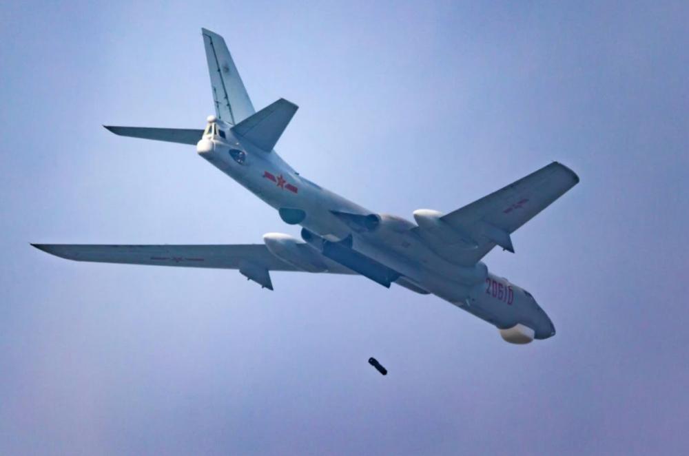 The H-6 soars through the first island chain, and the Taiwan army ...