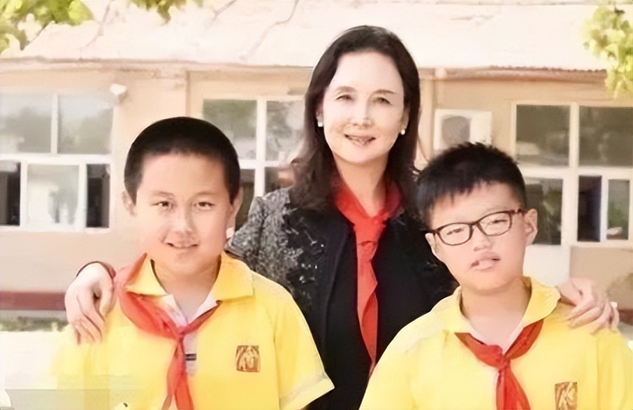 "The most beautiful Chang'e" Qiu Peining, still looks like a fairy at ...